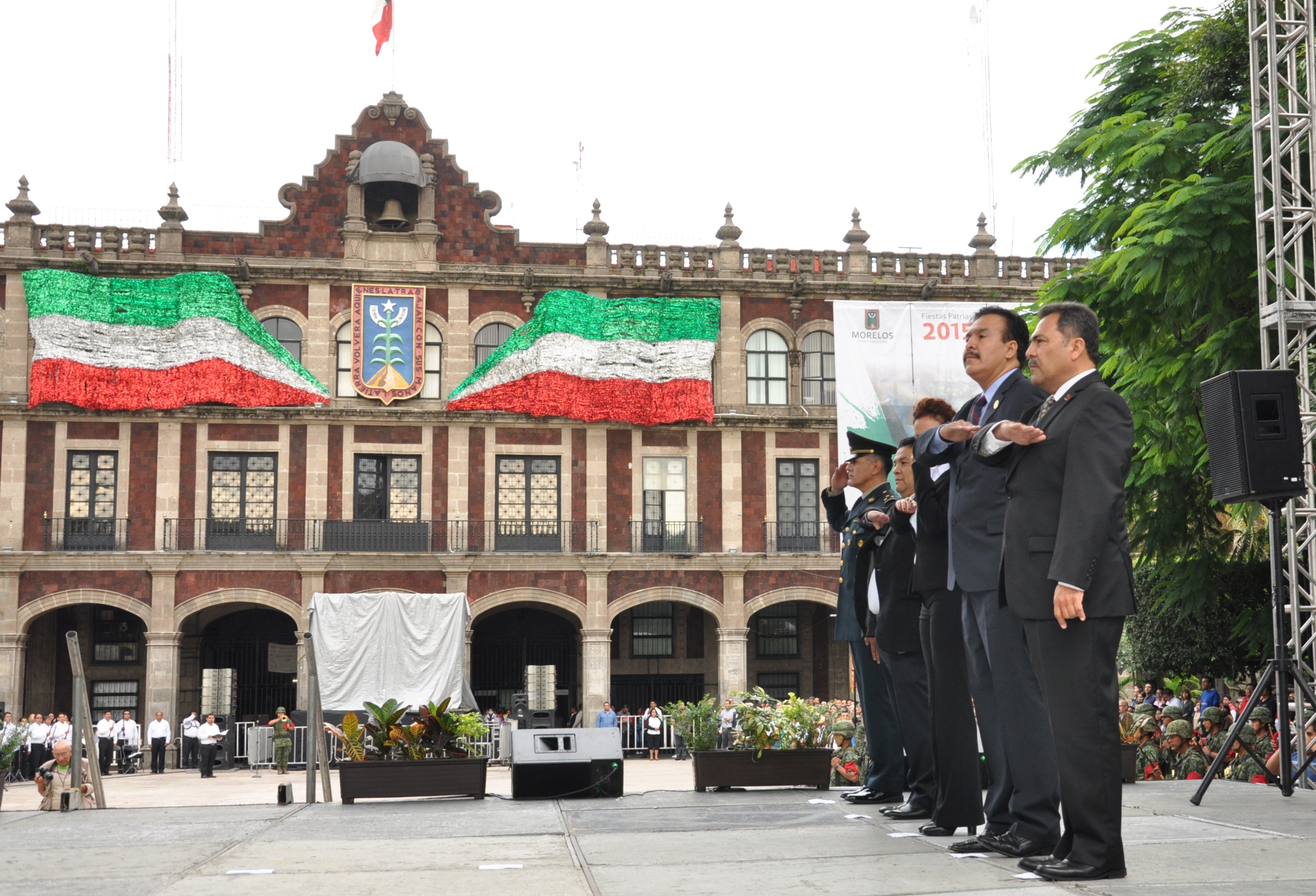 Realizan autoridades izamiento de bandera en plaza de Armas – Zona ...