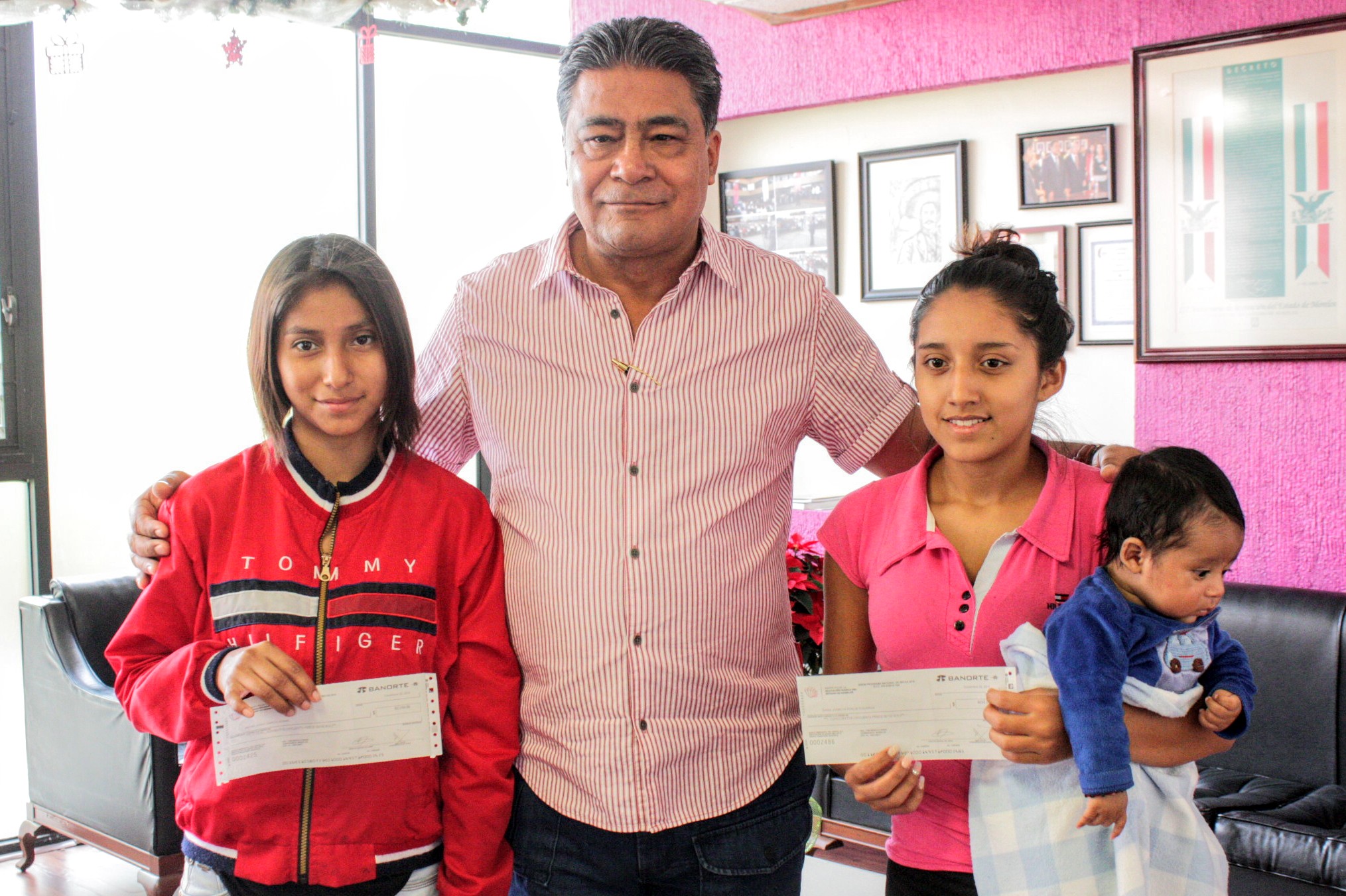 Paga IEBEM becas a madres estudiantes – Zona Centro Noticias