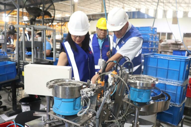 Titular de la SDEyT visita Maped Silco empresa exportadora de productos ...
