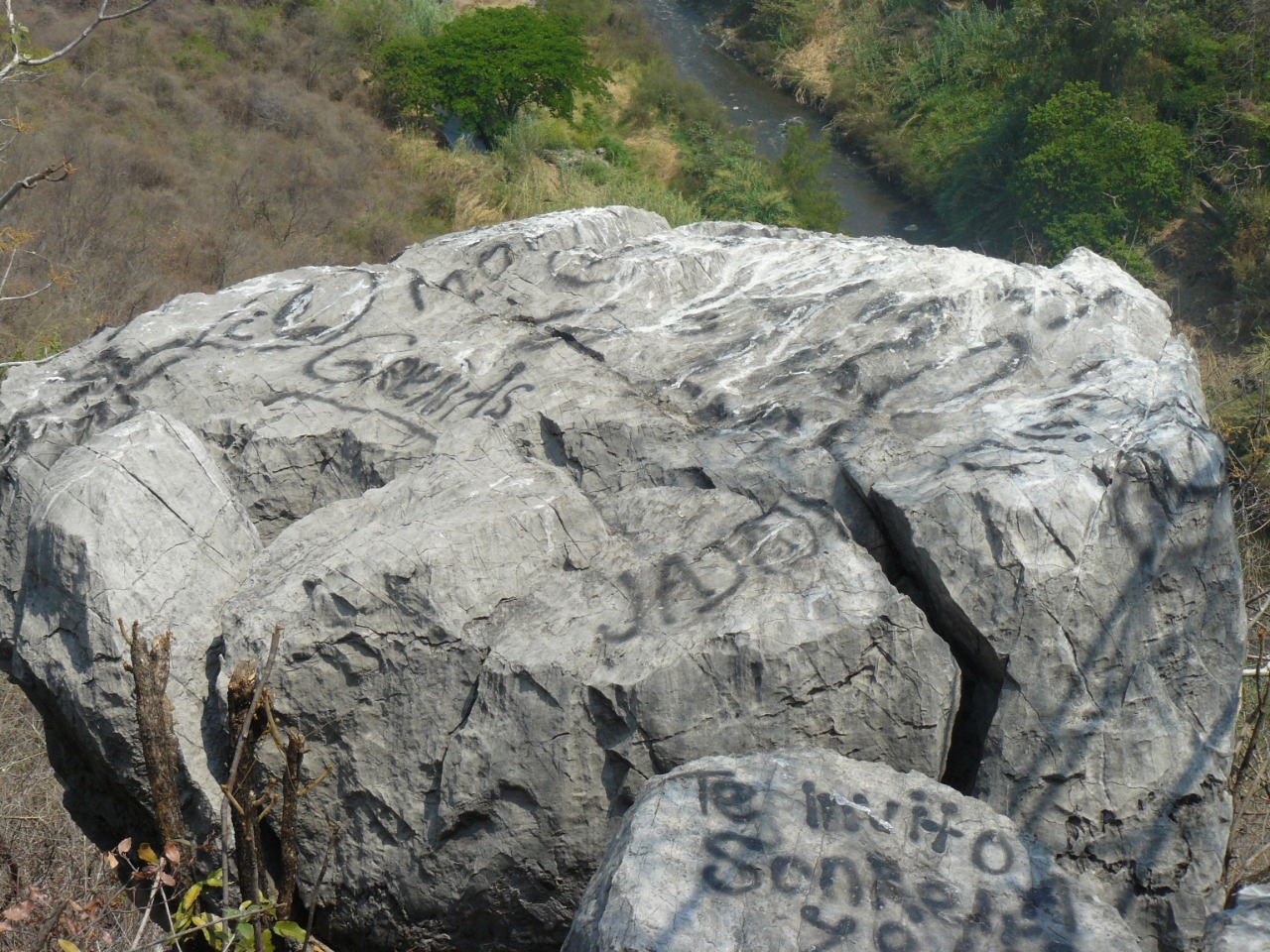 Podría desprenderse la roca del mirador del cerro de la tortuga en ...